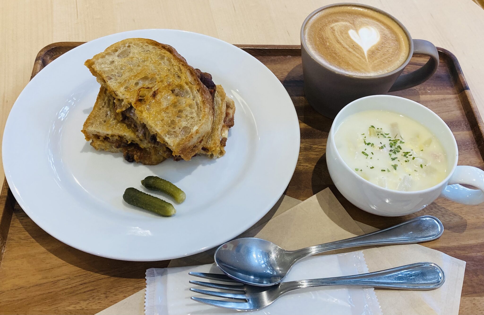 【カフェ併設】東京のおしゃれな図書館6選！ | 旅×本！お得と想像力を駆使して楽しむ親子旅